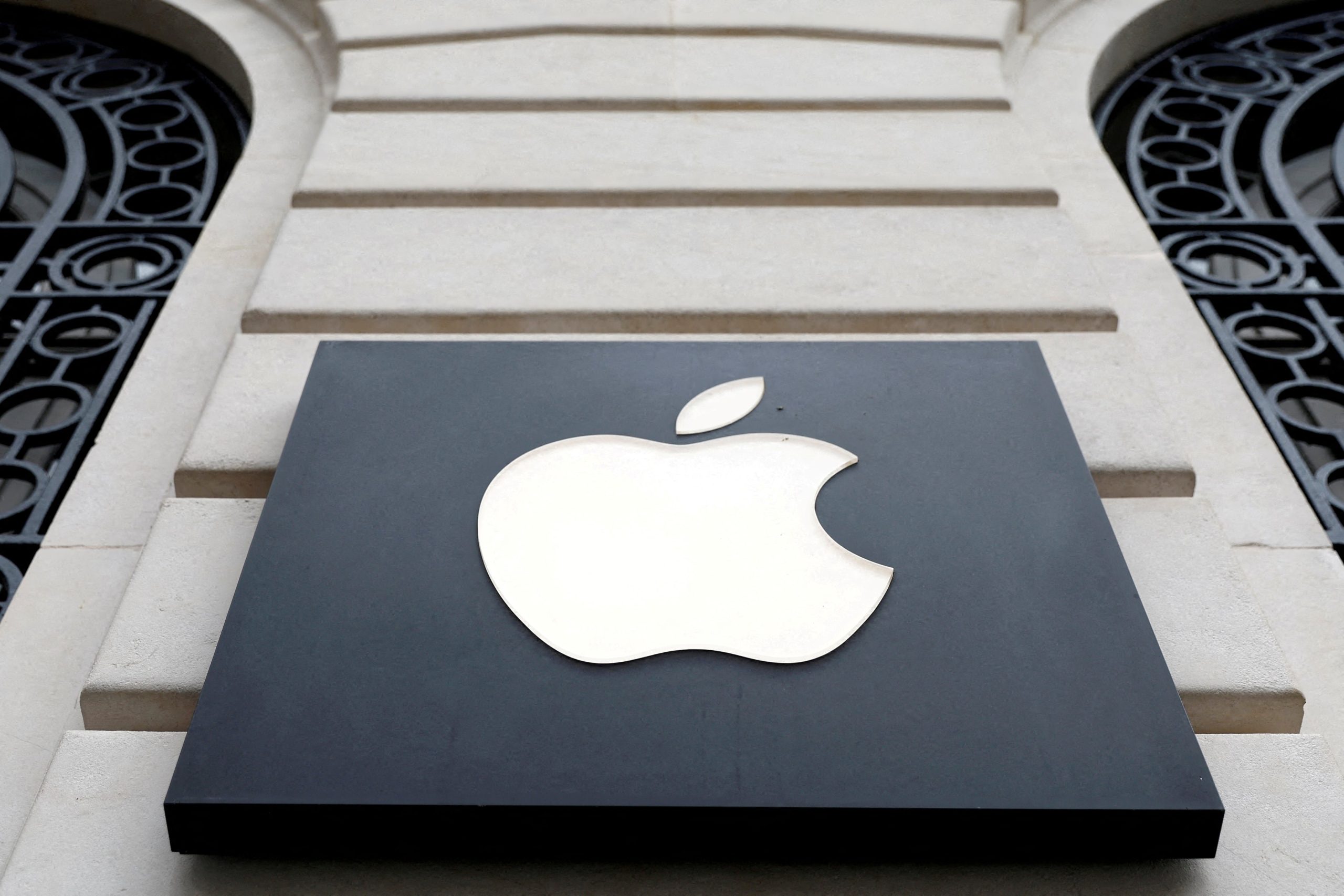 Sacudida en Apple: Renuncian directivos tras el fiasco de su IA - KCH FM
