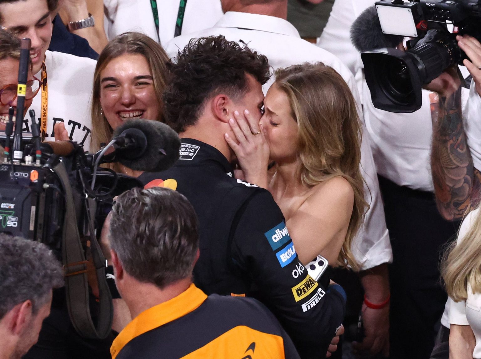 El apasionado beso de Lando Norris con su novia Magui Corceiro tras ser ...