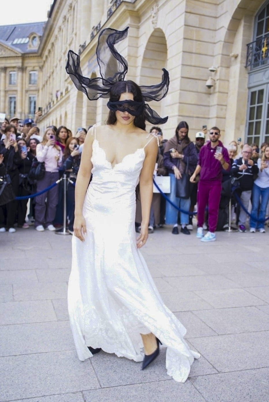 Los looks más impactantes de las estrellas en las alfombras rojas 2025 ...