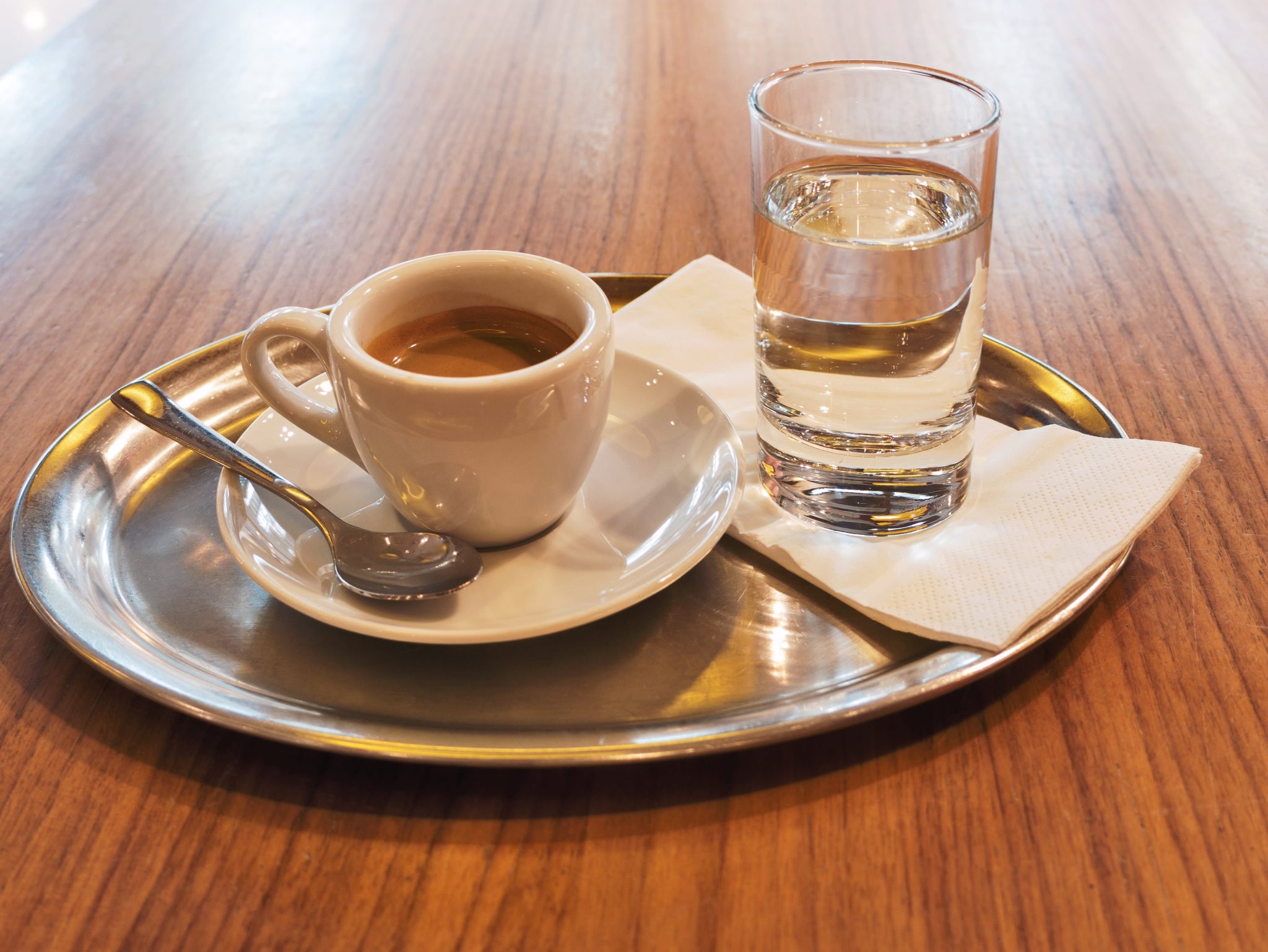 Secreto italiano: La razón por la que el café se sirve con agua - KCH FM