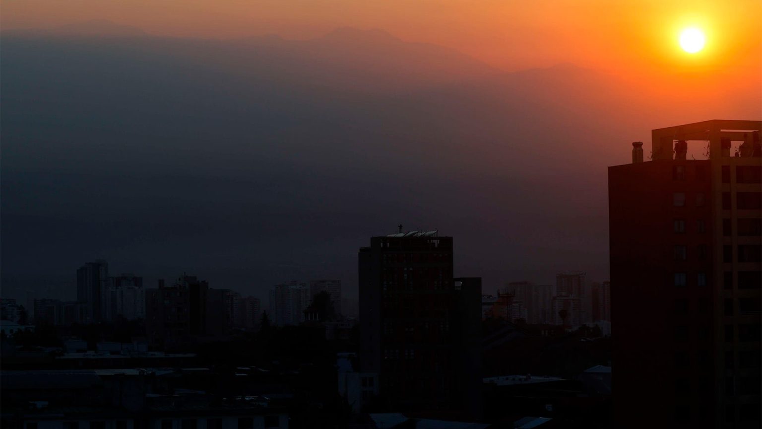 Santiago bajo humo: Incendios forestales azotan la capital chilena - KCH FM