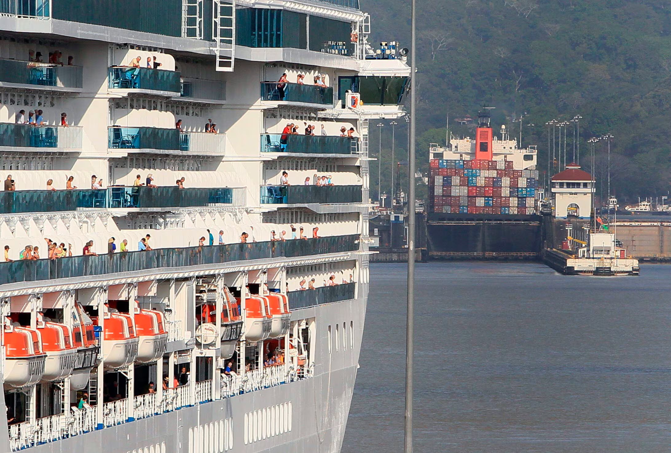 El Queen Mary 2 hace historia en el Canal de Panamá: viaje mundial 2026 ...