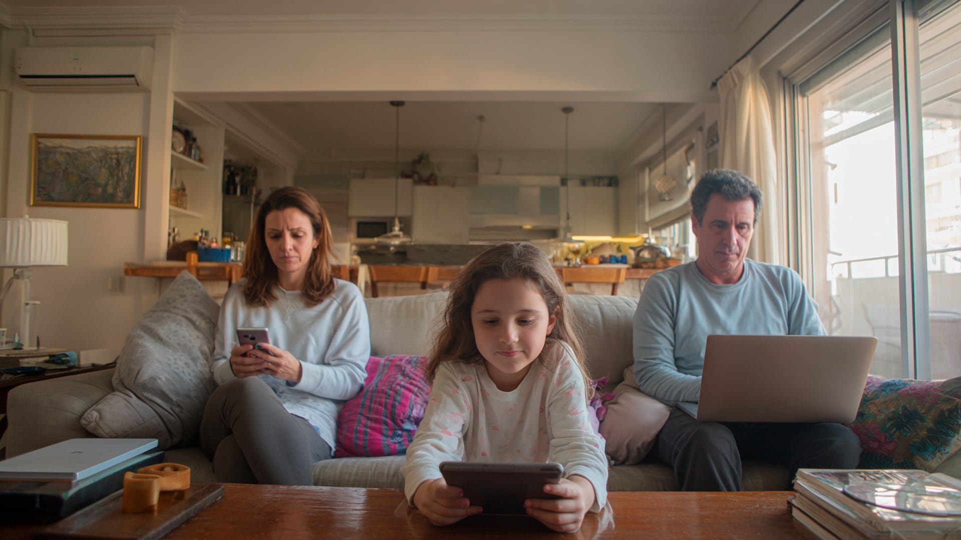 Uso moderado de pantallas alivia el estrés familiar según estudio - KCH FM