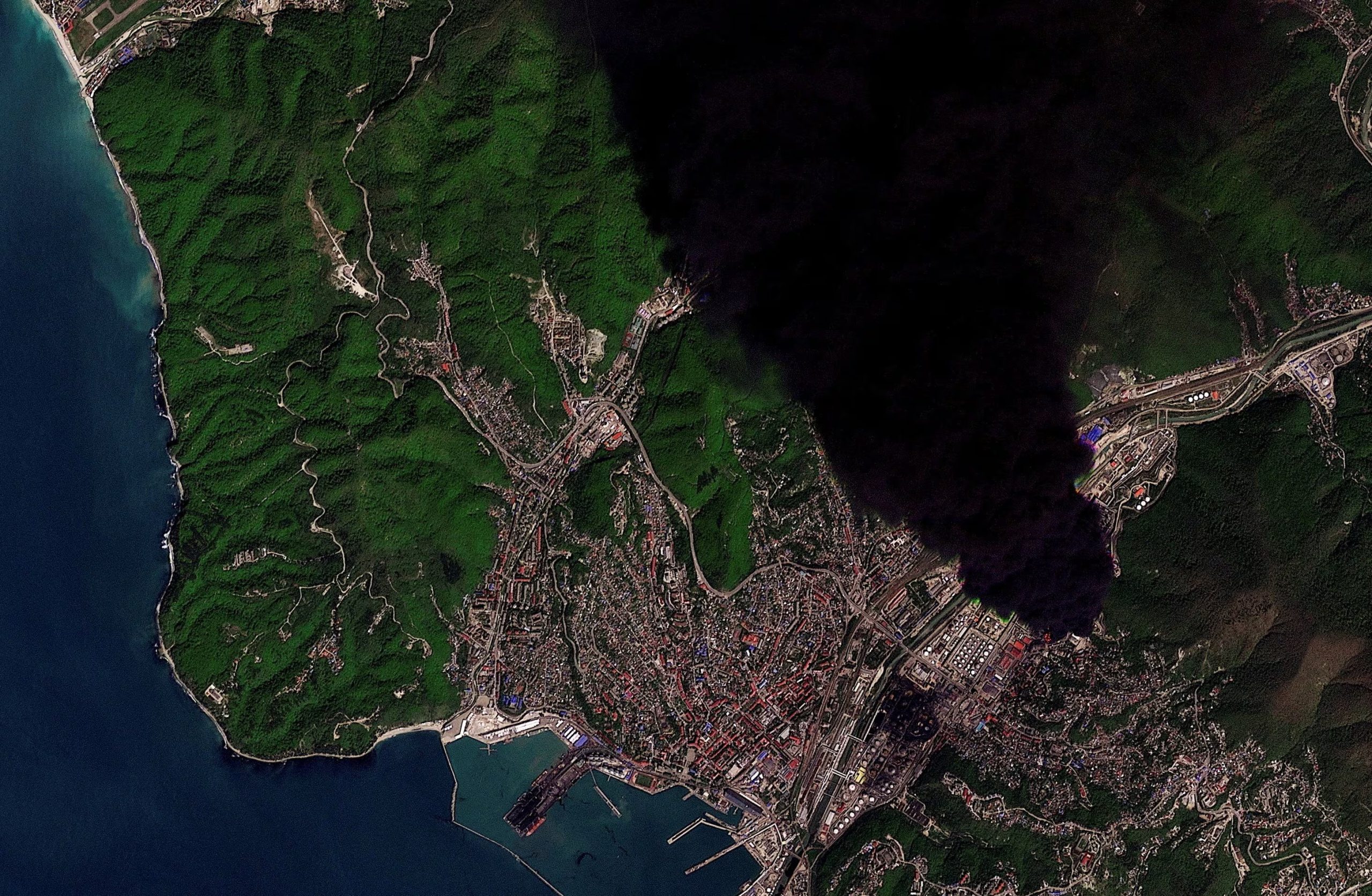 Ataque ucraniano con drones incendia planta petrolera en Perm - KCH FM