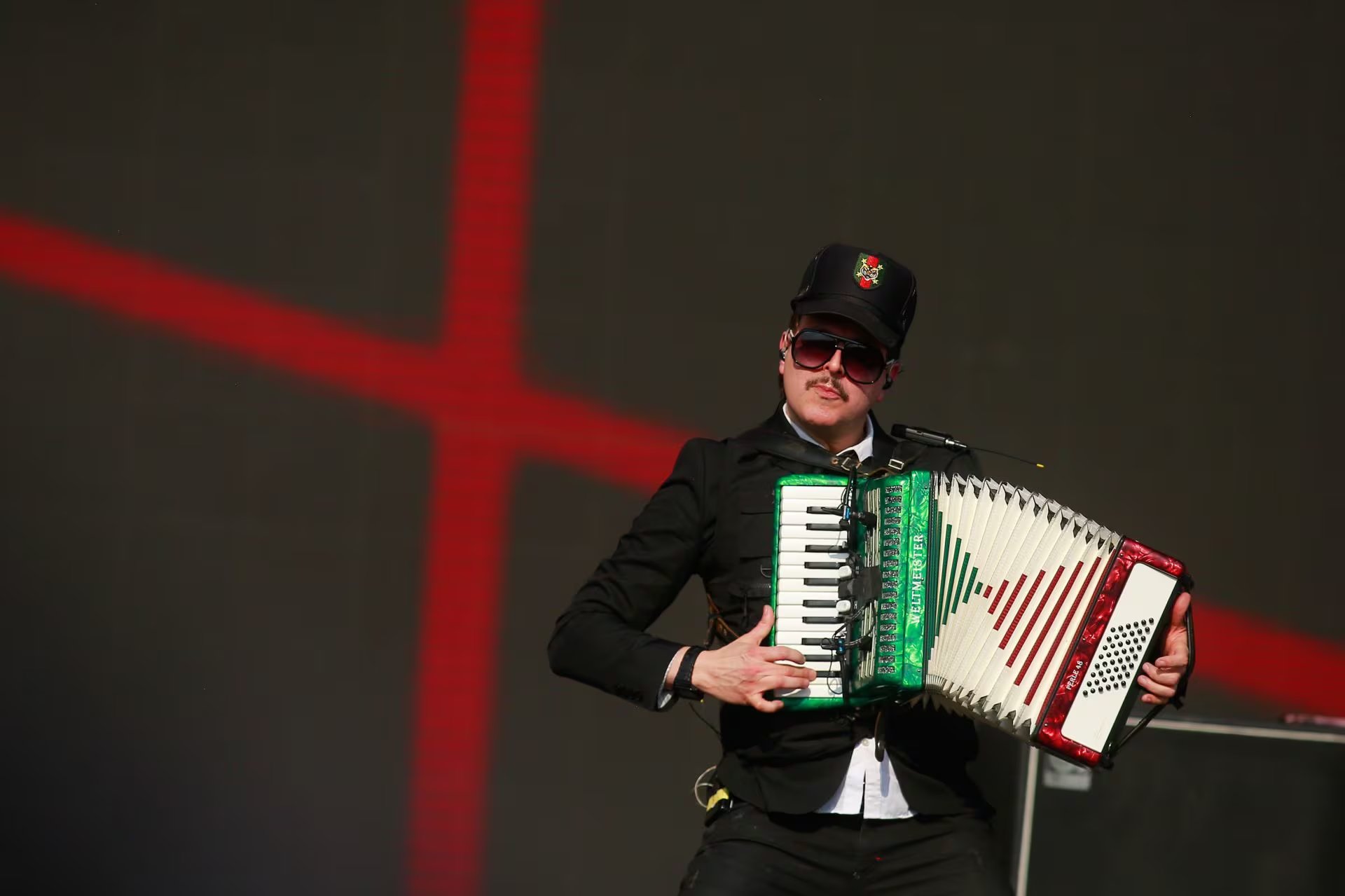 Kinky pone a bailar al Dodger Stadium en noche de herencia mexicana ...