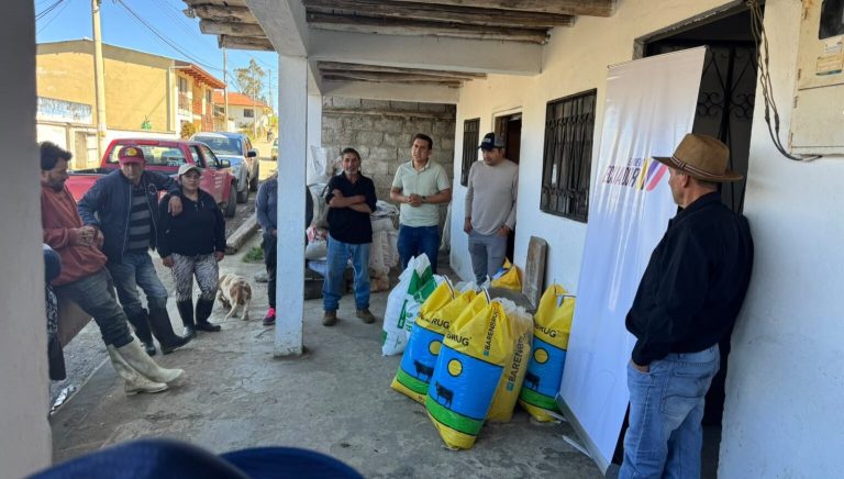 MAGP entrega semilla para mejoramiento de pastos en Paute - KCH FM