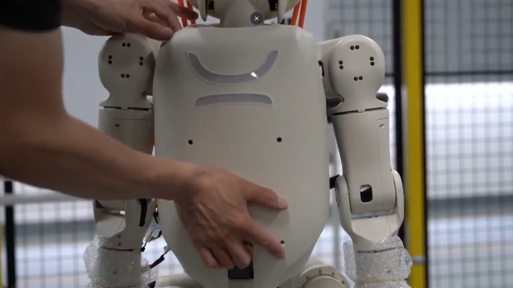 JAKA Pi: robot humanoide con doble cerebro y sus aplicaciones - KCH FM