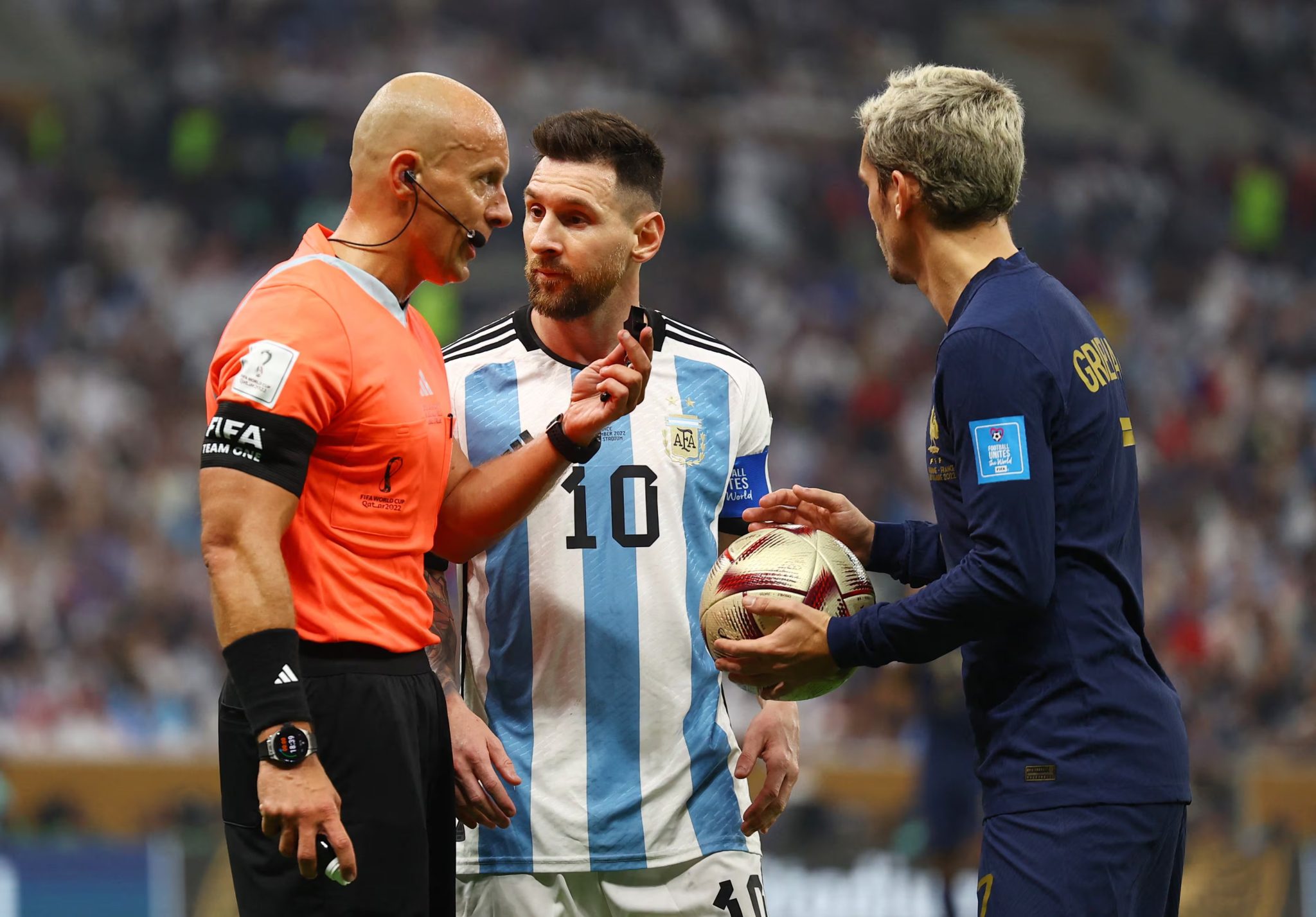 Polaco que pitó la final del 2022 dirigirá el debut de Argentina en el ...