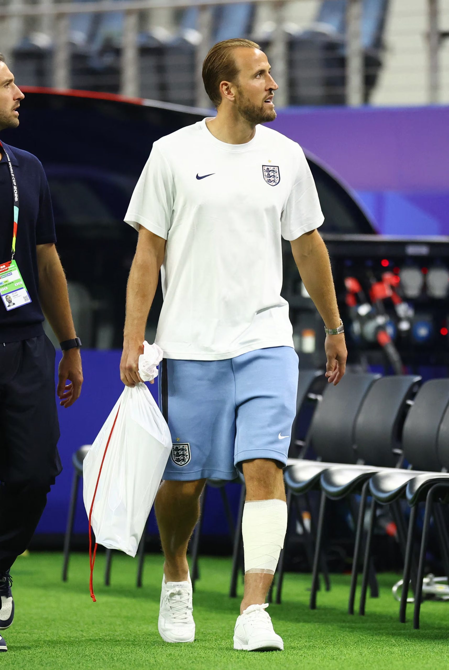 Kane iguala récord de Lineker y recibe camiseta de Ronaldo - KCH FM