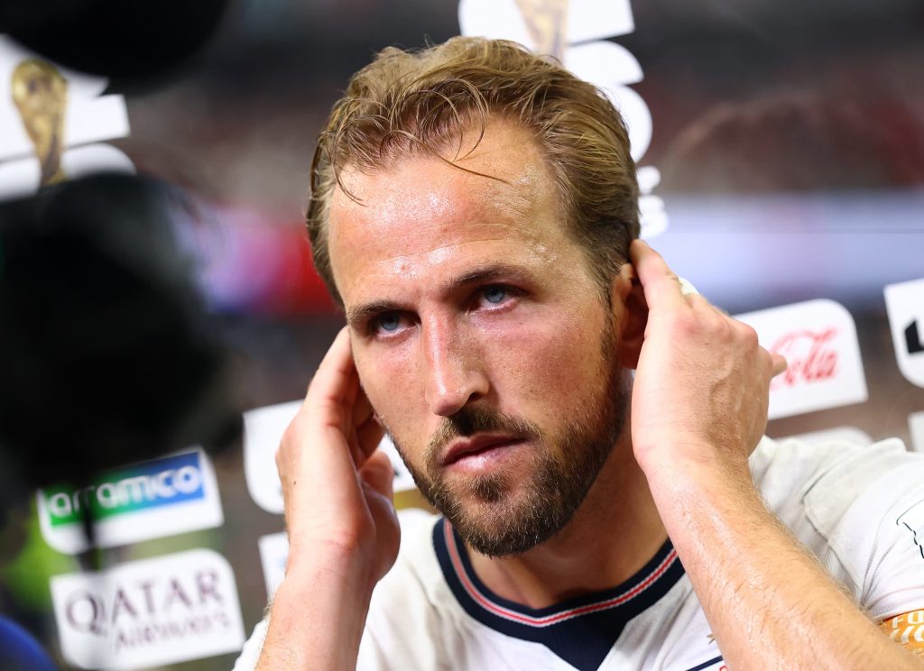 Kane iguala récord de Lineker y recibe camiseta de Ronaldo - KCH FM