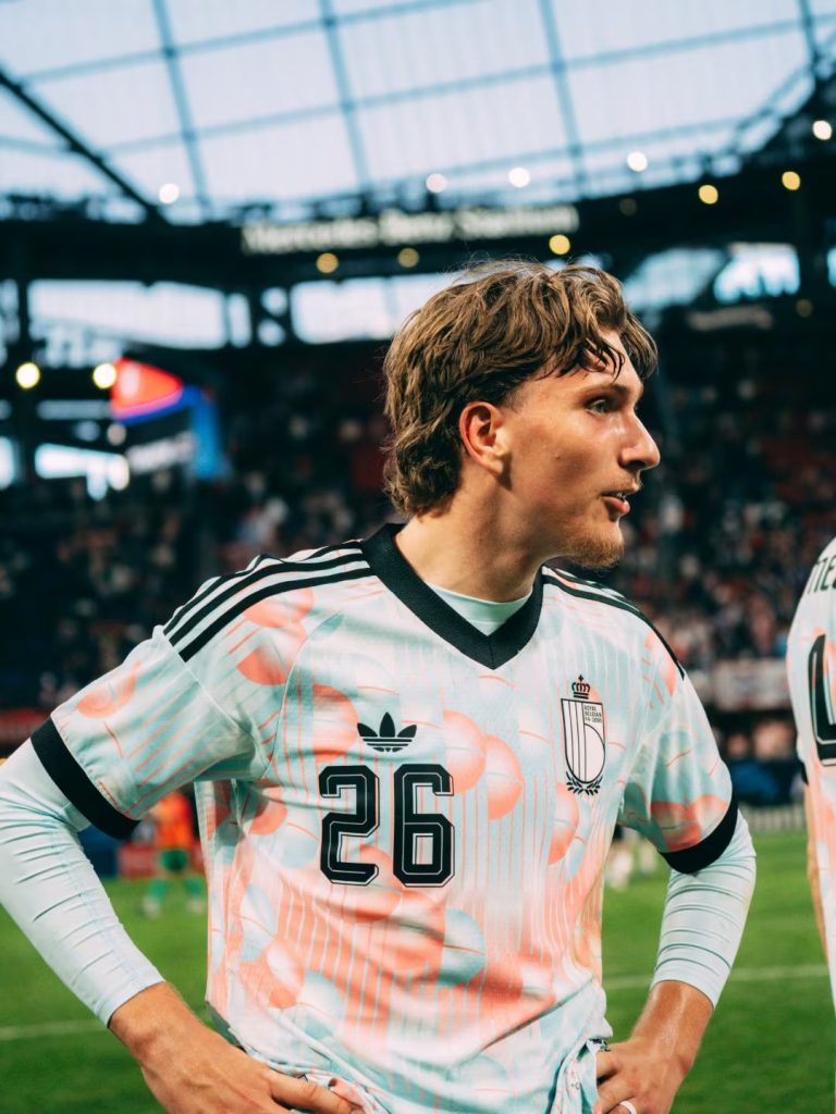 Bélgica rinde homenaje a Magritte con su nueva camiseta mundialista ...