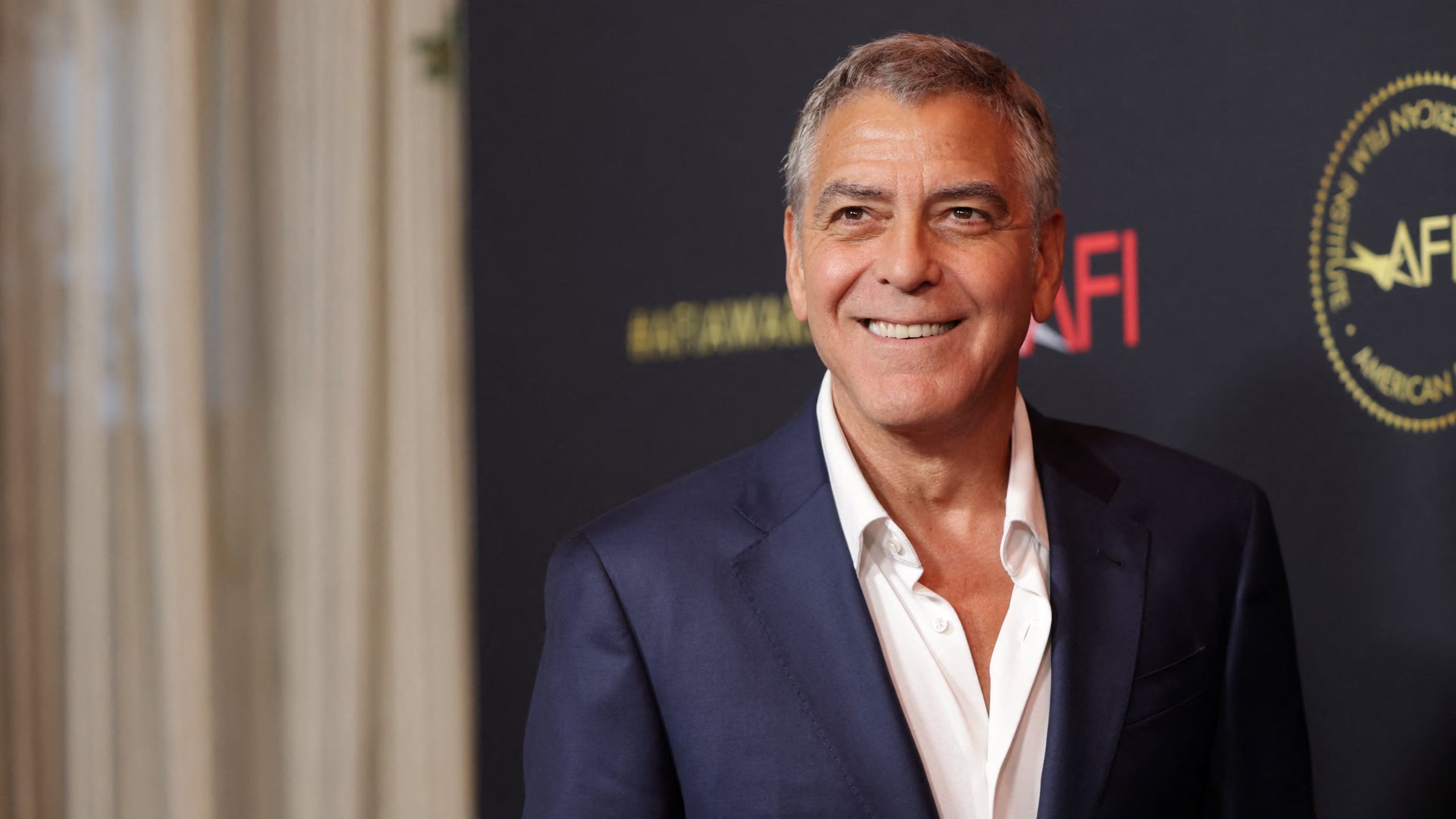 George Clooney apuesta por Callum Turner como nuevo James Bond - KCH FM