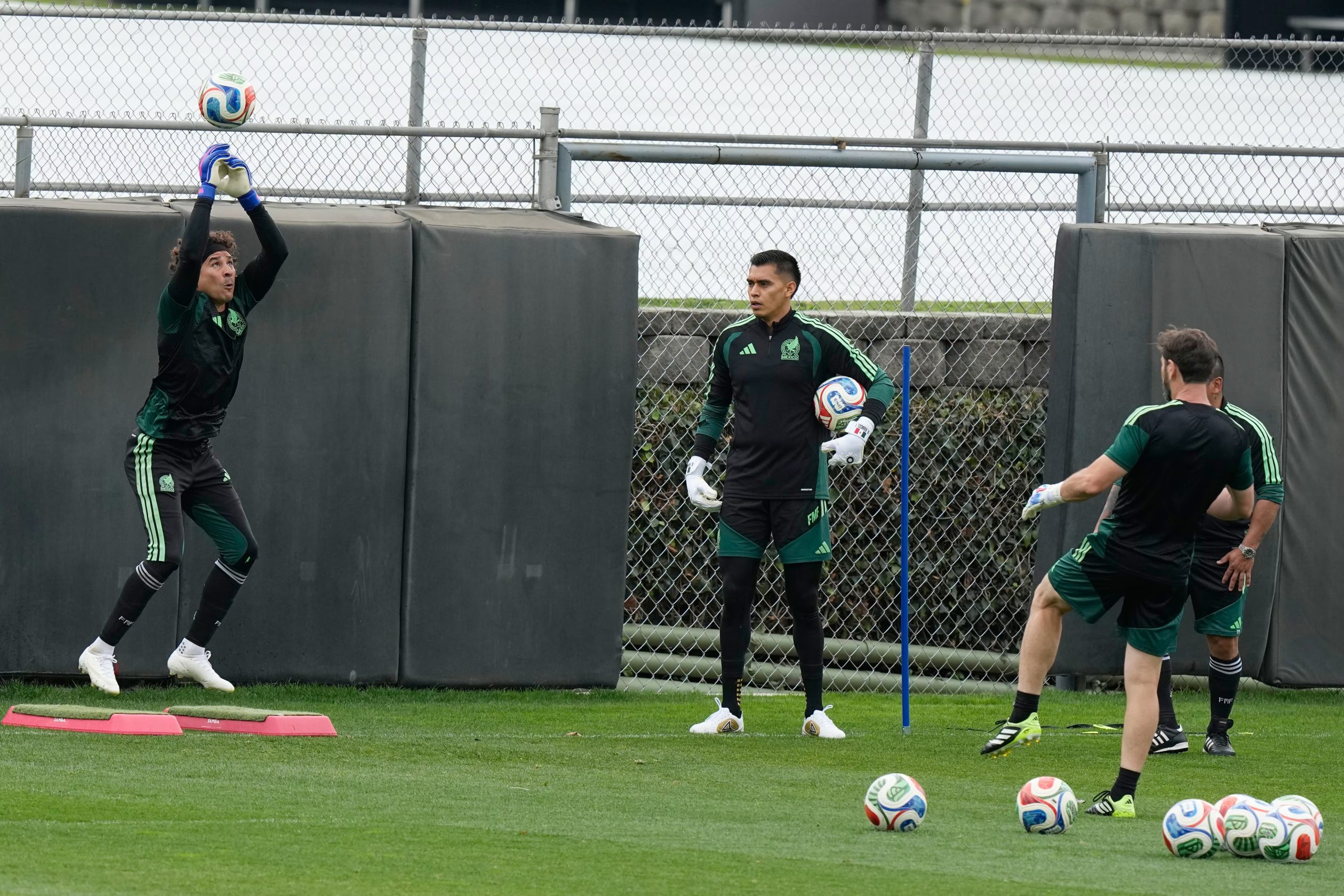 Casillas respalda a Ochoa como titular ante Chequia en posible homenaje ...
