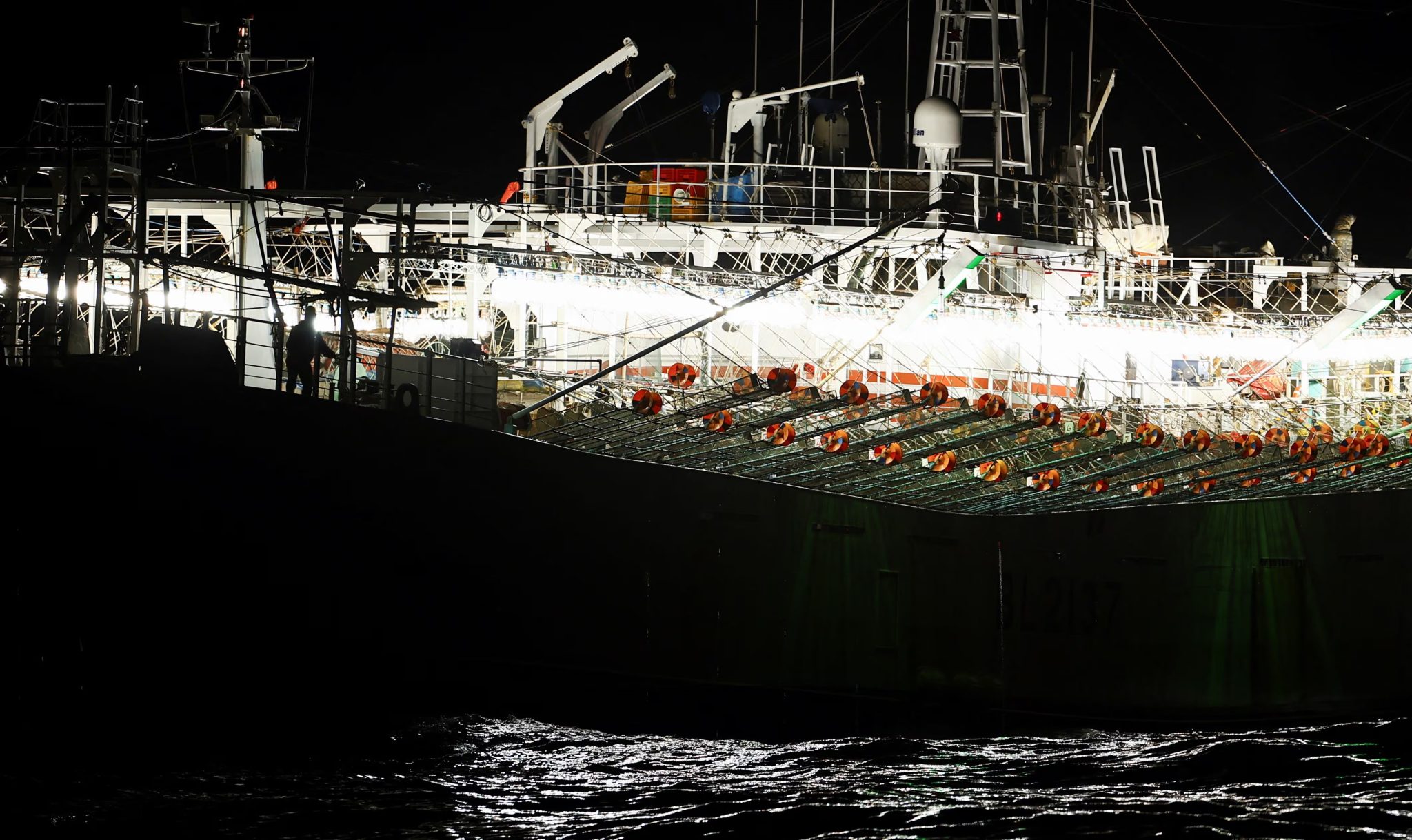 Flota china extrae hasta cuatro veces más recursos que la pesca ...
