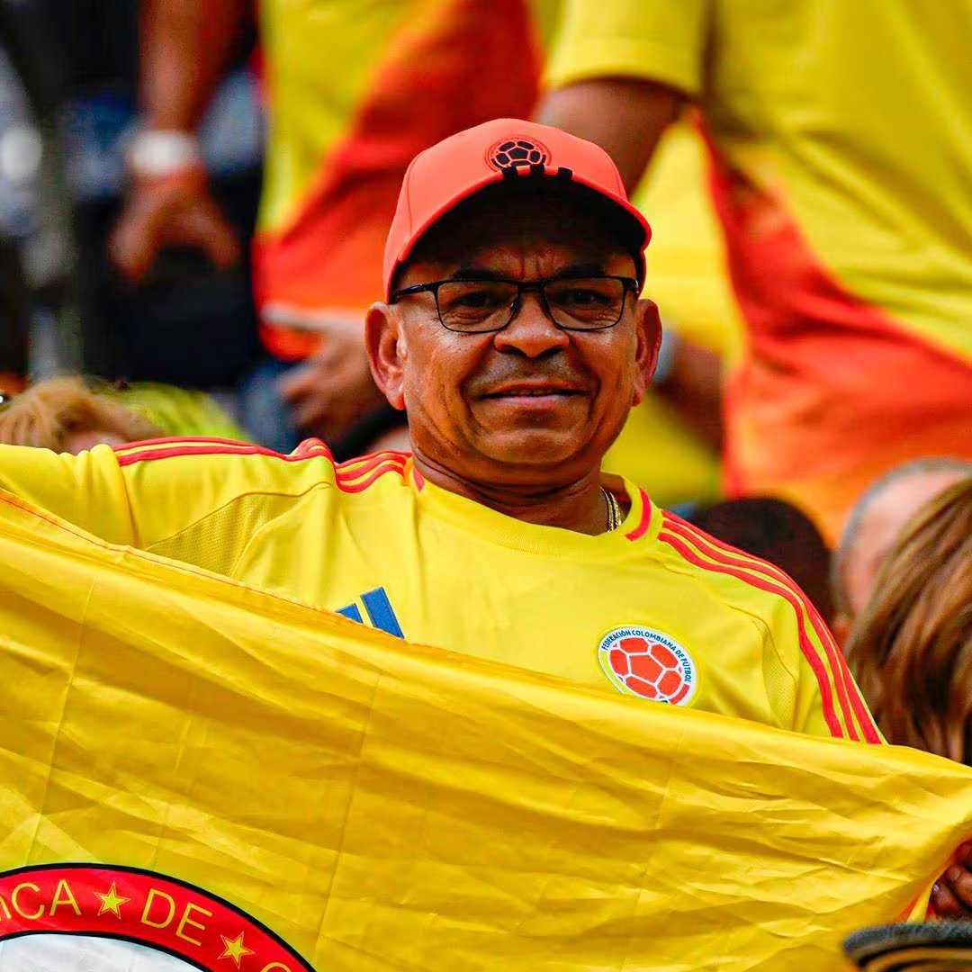Padre de Luis Díaz ora de rodillas antes del debut mundialista de ...