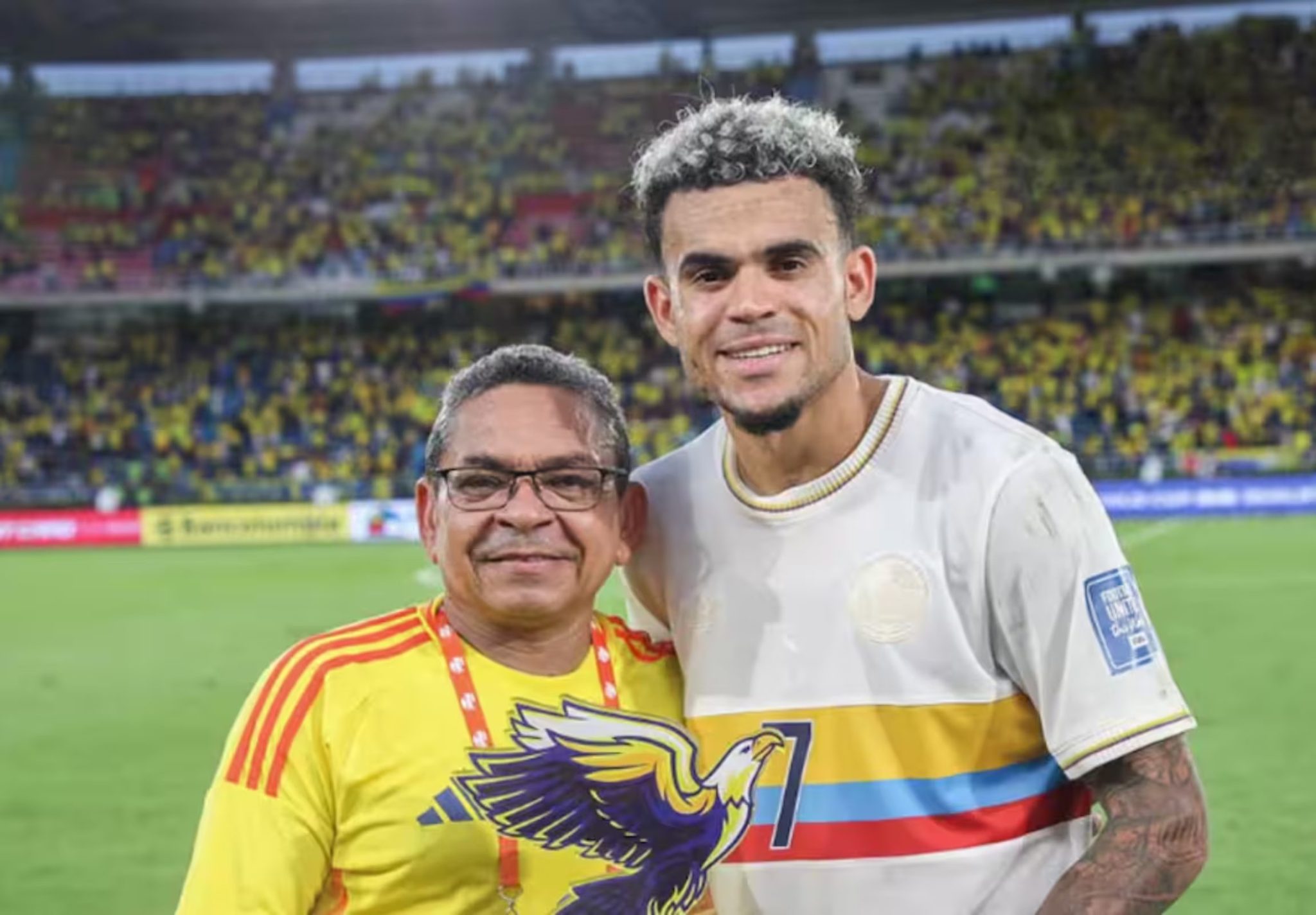Padre de Luis Díaz ora de rodillas antes del debut mundialista de ...