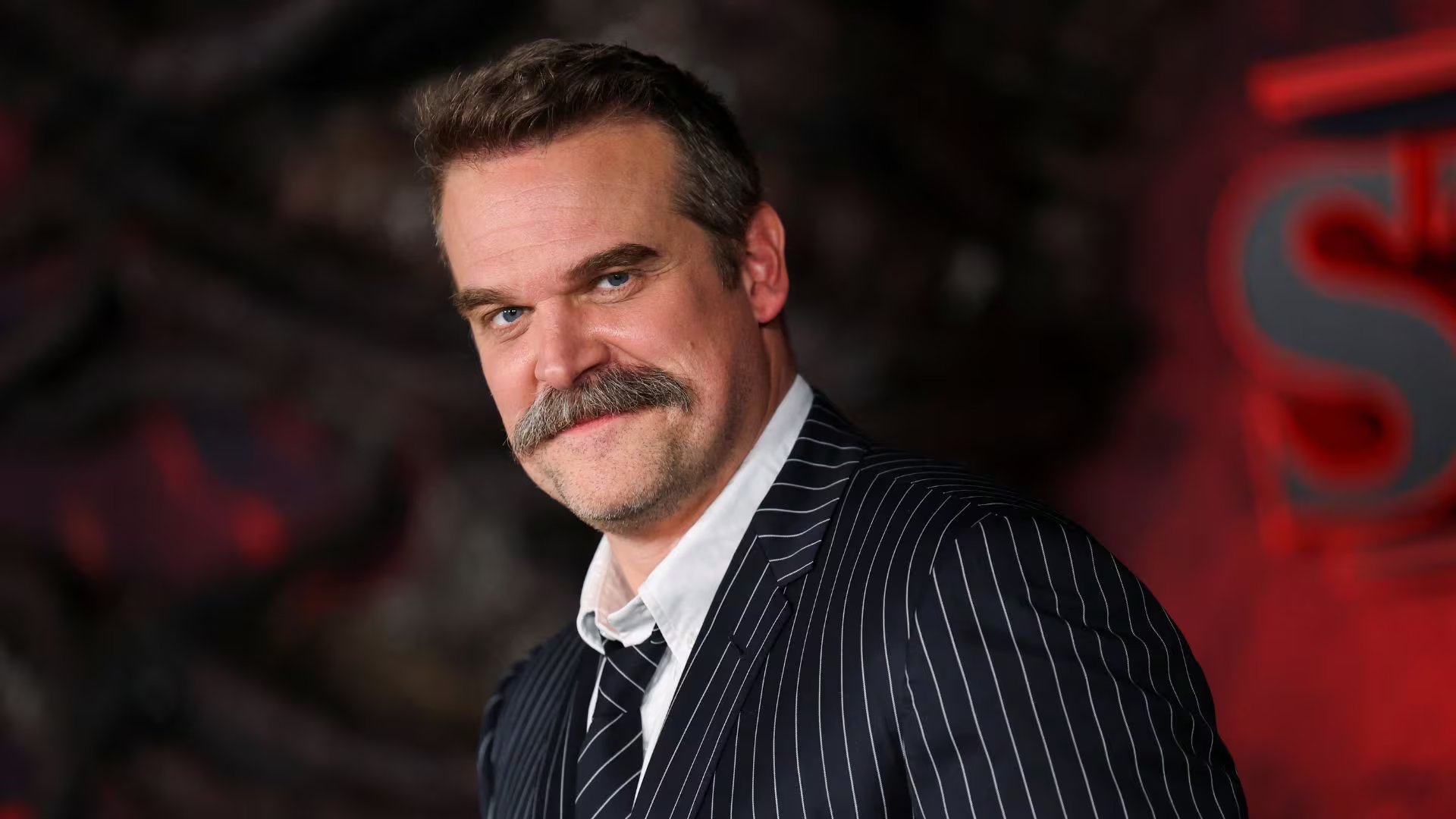 David Harbour desnuda su alma: el estrés mediático que casi lo destruye ...