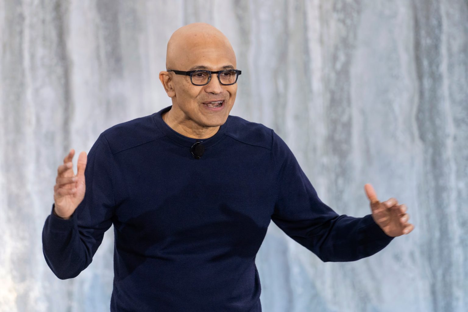 Satya Nadella: dueñas de su aprendizaje con IA - KCH FM