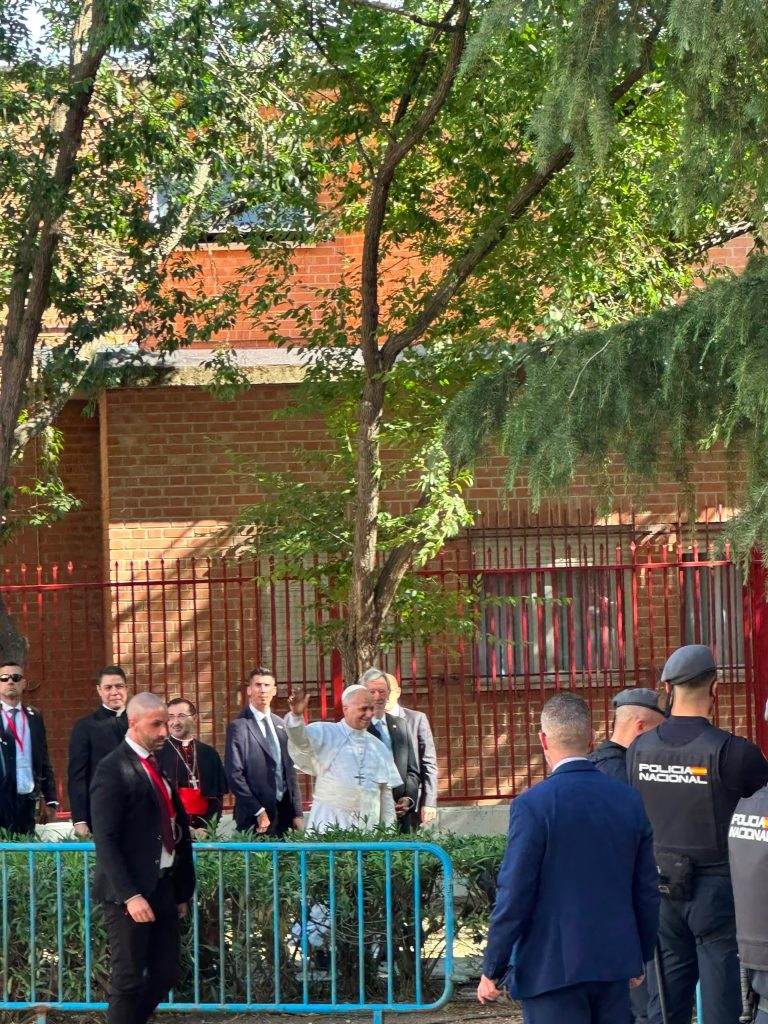 Papa León XIV recibe tarjeta de residencia de migrante senegalés en ...
