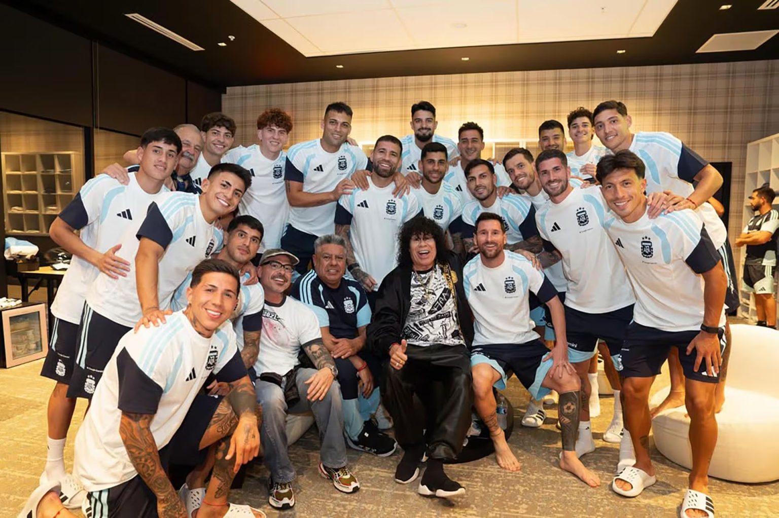 La Mona Jiménez convierte vuelo demorado en show con campeones ...